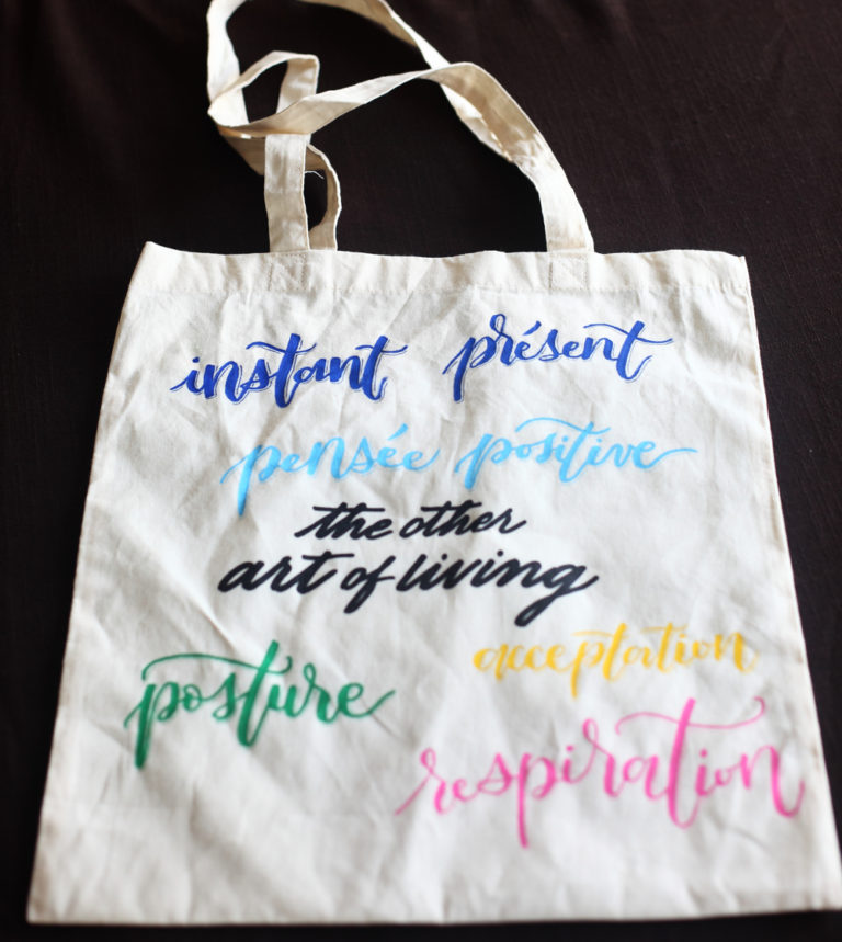 ~ Lettering sur tissu (tote-bag) (défi 36/52) ~ - Lettering Créatif