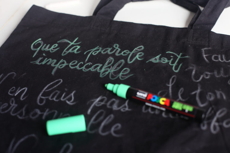 ~ Lettering sur tissu (tote-bag) (défi 36/52) ~ - Lettering Créatif